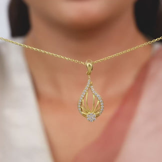 Golden Glint Pendant With Link Chain – GIVA